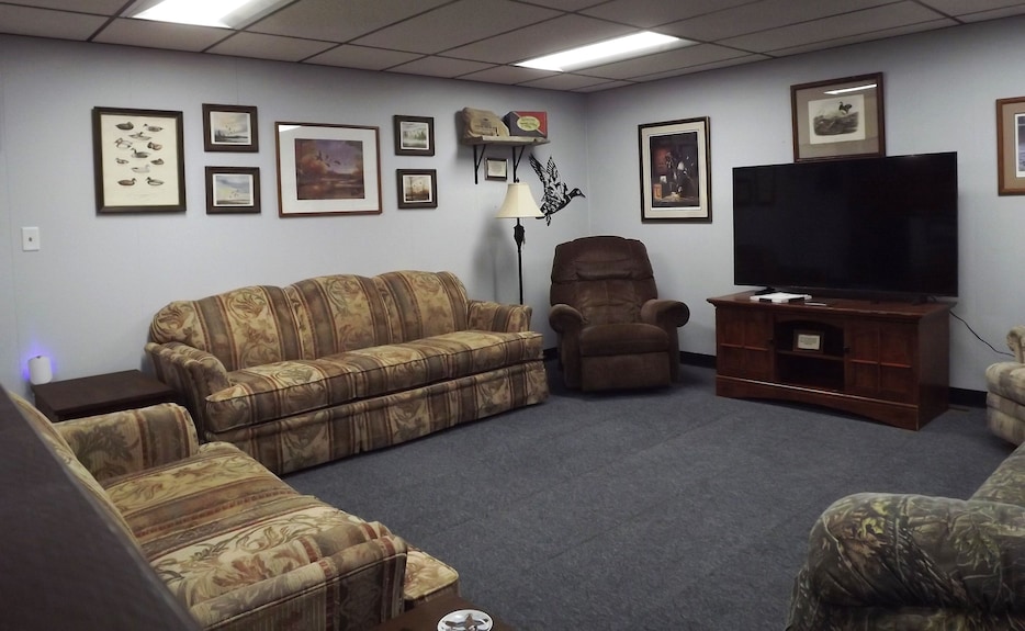 Spacious 6-bedroom Single Level Lodge In Medina, Wifi, Ac, Parking Lot, Garage - North Dakota