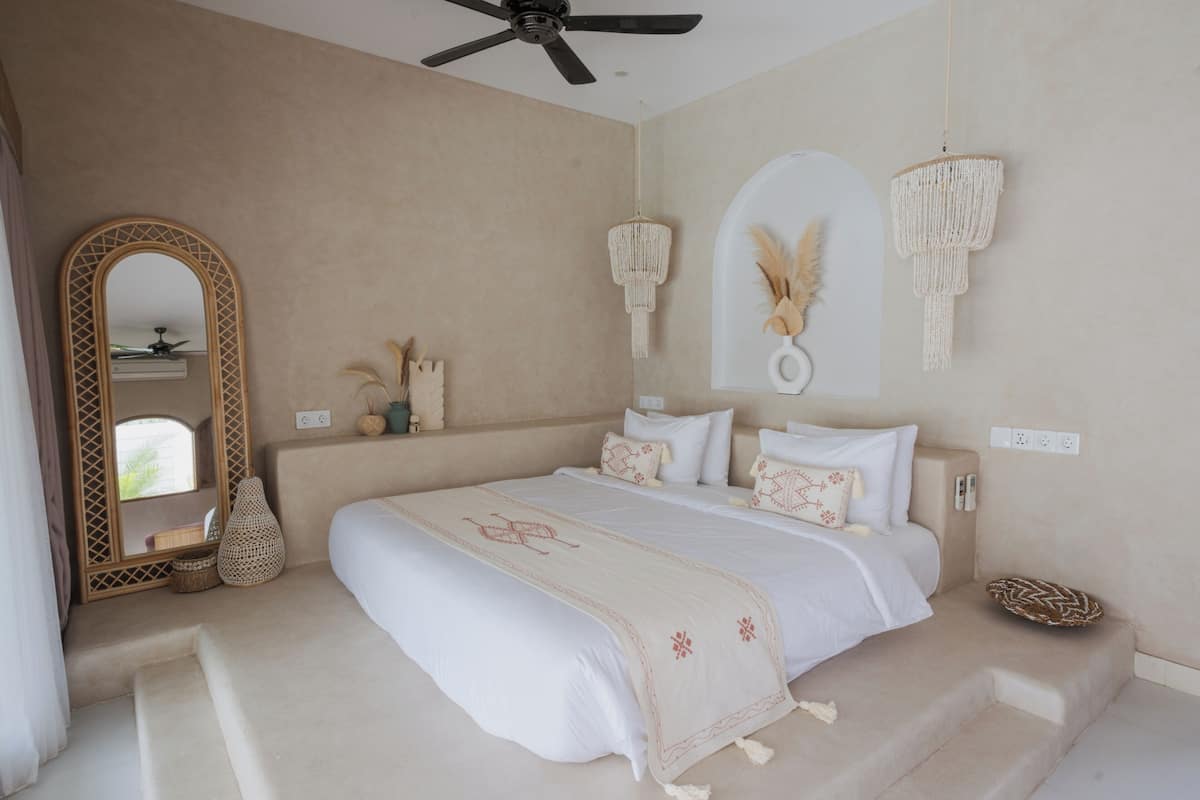 Roupas de cama premium, frigobar, cofres nos quartos