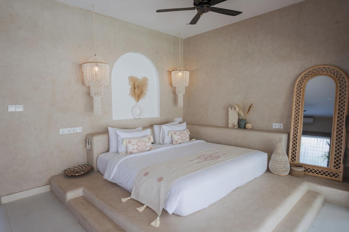 Roupas de cama premium, frigobar, cofres nos quartos