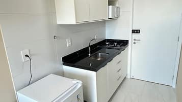 Apartamento, varanda | Cozinha privada | Minifrigorífico, um micro-ondas, uma placa de cozinha, liquidificador