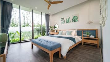 Quarto moderno com cama grande, banco de madeira e ventilador de teto.