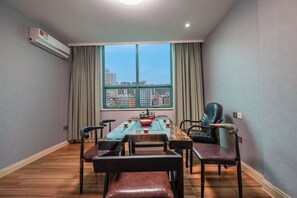 Quarto casal conforto, vista para a cidade | Wi-Fi de cortesia, roupa de cama