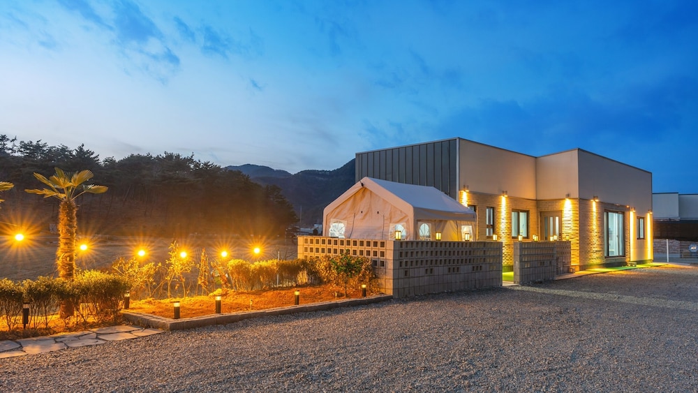 Goseong Hoostay Caravan Pension - 고성읍