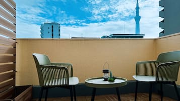 Quarto quádruplo, para não fumantes, vista para a cidade | Terraço/pátio