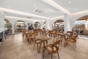 3 restaurantes, café da manhã, culinária internacional