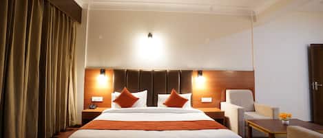 Quarto premium, sacada, vista para a colina | 1 quarto, ferros/tábuas de passar roupa, Wi-Fi de cortesia