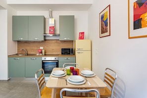 Apartamento Básico | Cozinha privada | Uma chaleira elétrica 