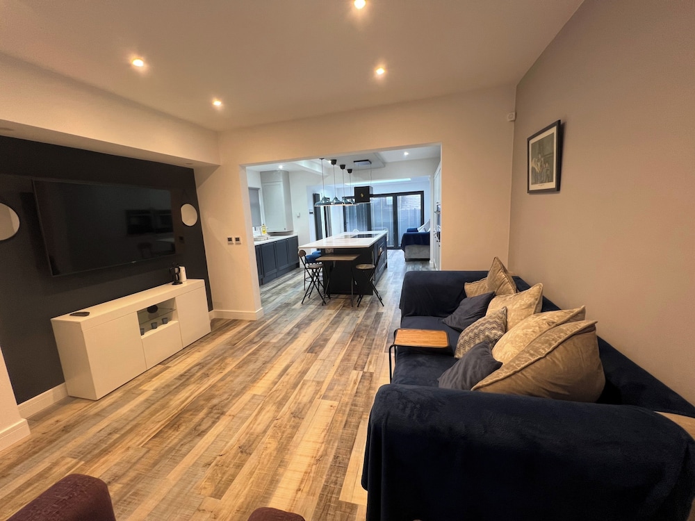 Whole House -Sleeps4-parking-garden-bikinghiking - Bury