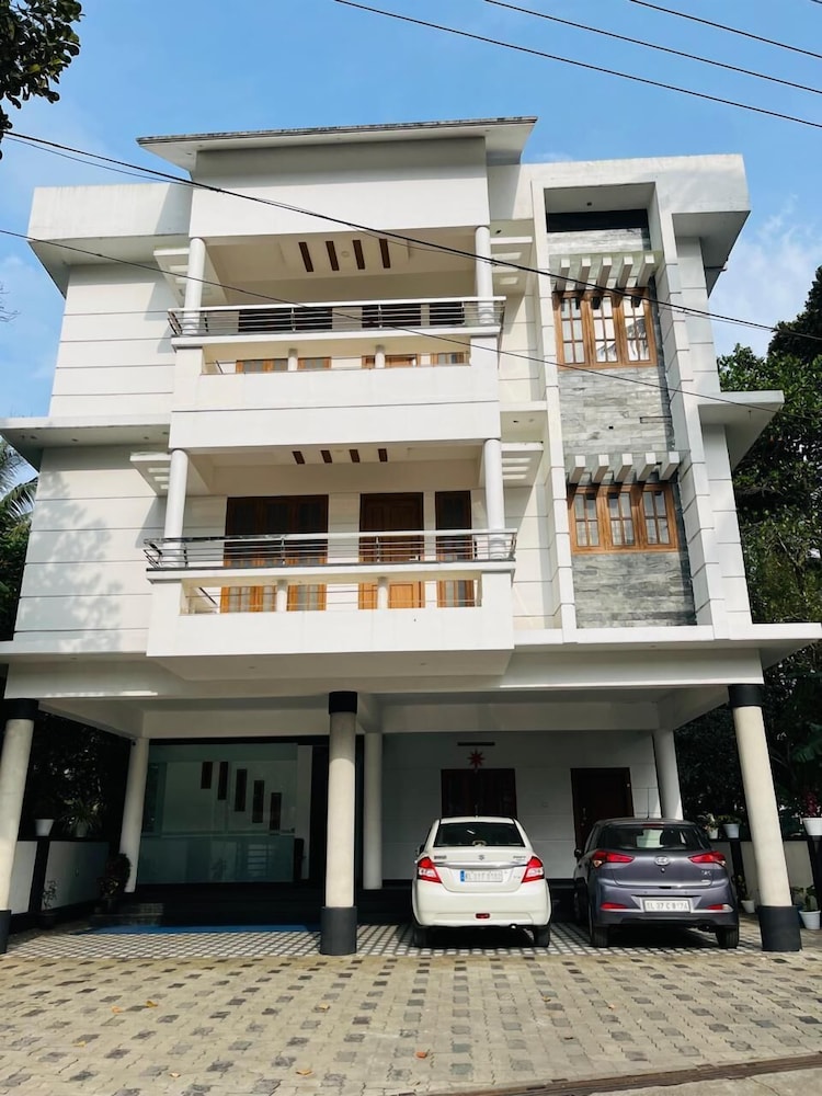White Portico - Thekkady