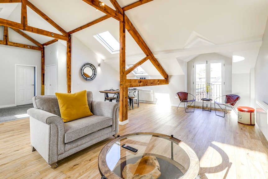 2 Bedroom 2 Ensuites, Lounge And Kitchen - Ely