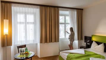 Quarto Clássico com Cama de Casal | Cofre no quarto, secretária