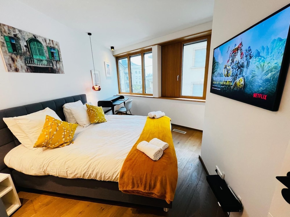 Beautiful One Bedroom W Balcony&parking - Strassen