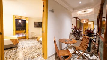 Quarto quádruplo conforto, sacada, vista para a cidade | Wi-Fi de cortesia