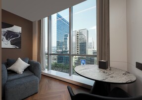 Quarto casal conforto, 1 cama Queen, banheiro privativo, vista para a cidade | Camas com colchões pillow-top, frigobar (abastecido com itens grátis)