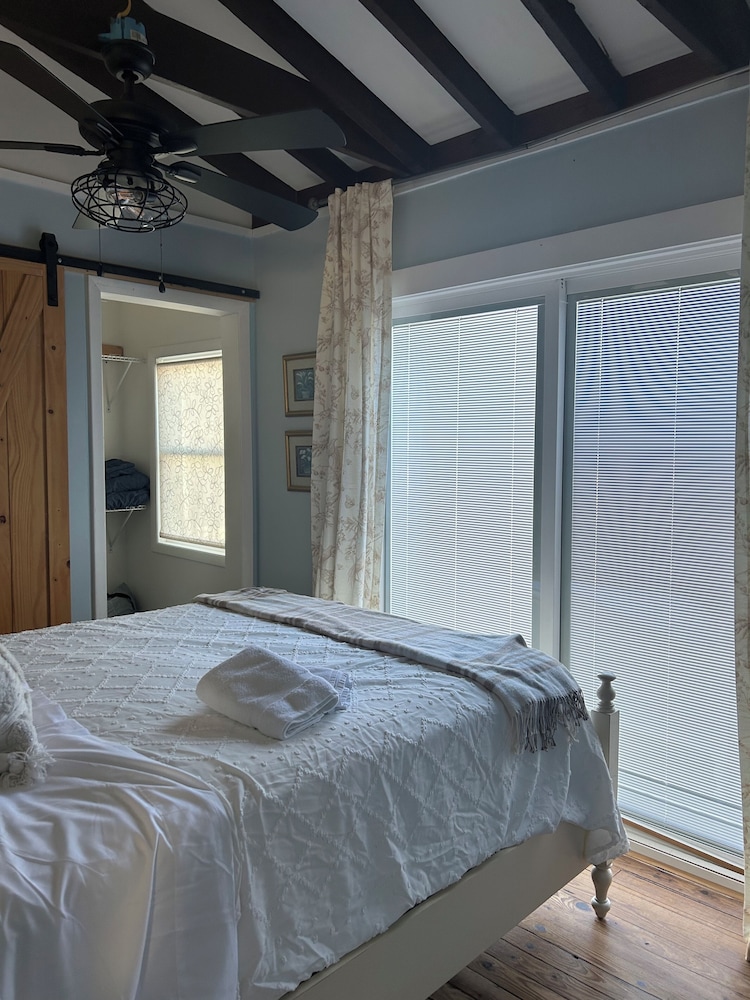 Charming bungalow w water views in Bowers Beach AC WiFi Dover Downs AFB ...