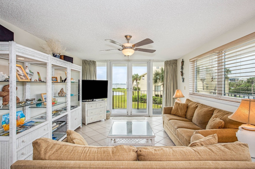 Waterfront 2br Condo With Amazing Views - Huge Community Pool - Convenient Beach Access - Fast Wifi - Pensacola Beach