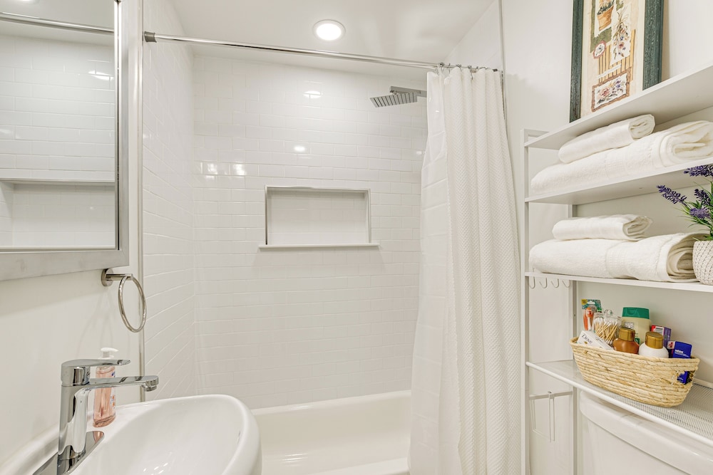 1 Mi To Prudential Center: Remote Work-ready Apt - Port Richmond - Staten Island NY