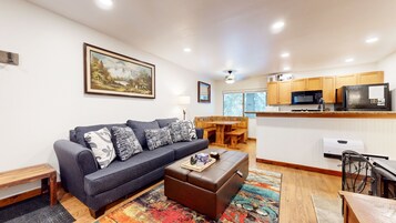 Condo, 2 quartos | Área de estar | Smart TV