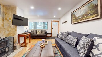 Condo, 2 quartos | Área de estar | Smart TV