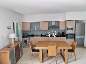 Apartamento | Cozinha privada | Geladeira, micro-ondas, fogão, cooktop