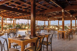 5 restaurantes, é servido café da manhã