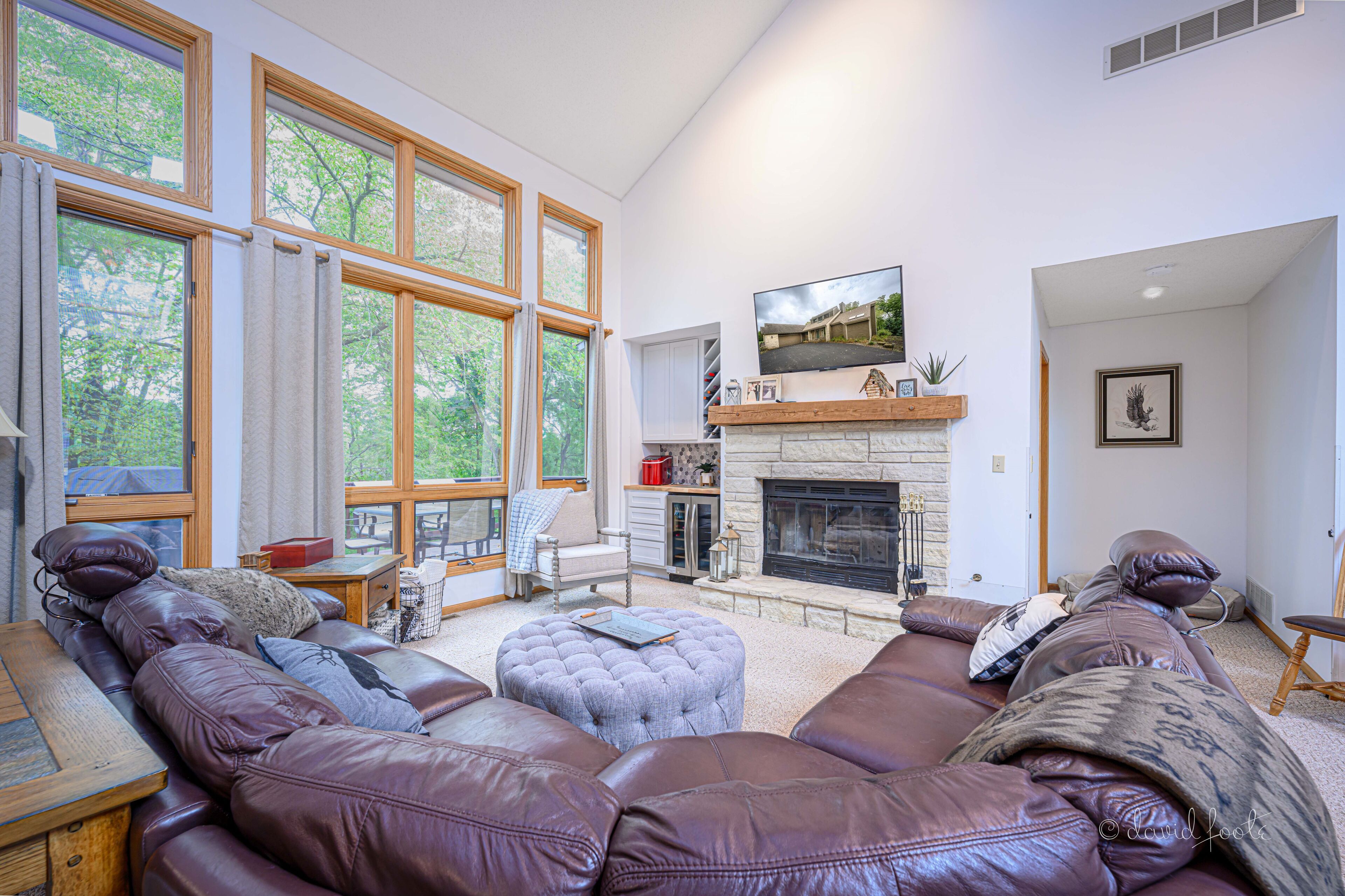 Luxury On The Green - 5-bedroom 4-bath House W/ Pool Table, Foosball & Arcade - Galena, IL