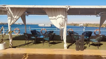 Terraço com espreguiçadeiras