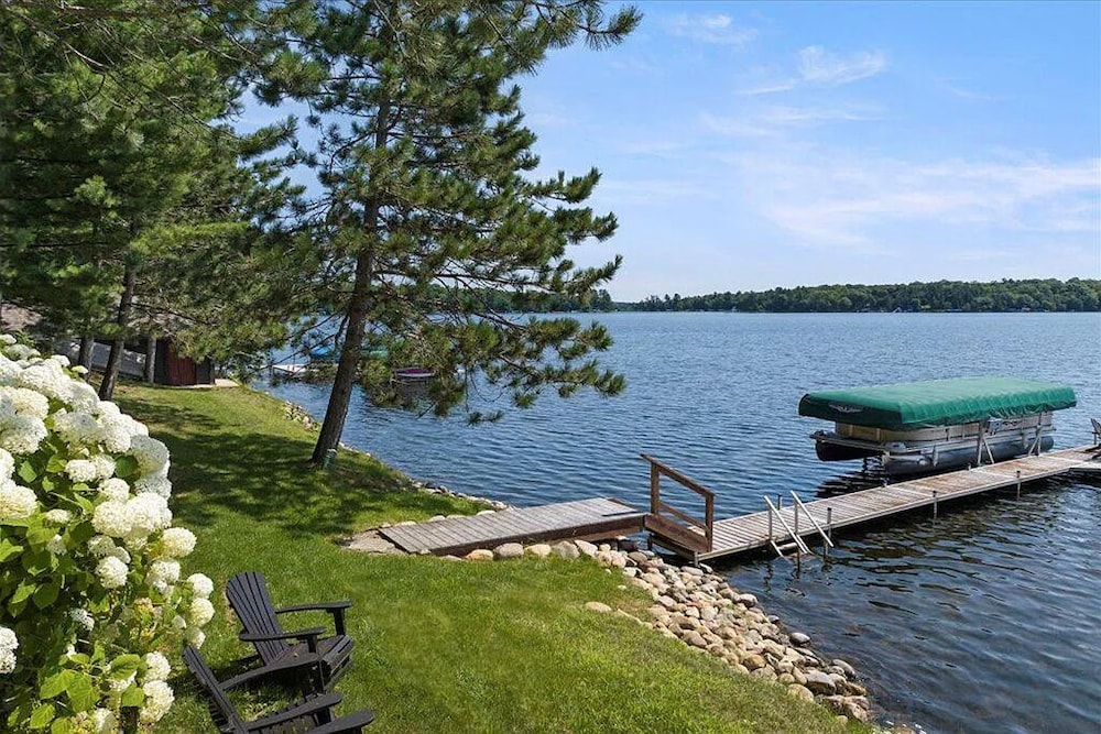 Bay Lake Log Cabin - 150 ft Lakefront, Sleeps 15, Boat Available, Patio ...