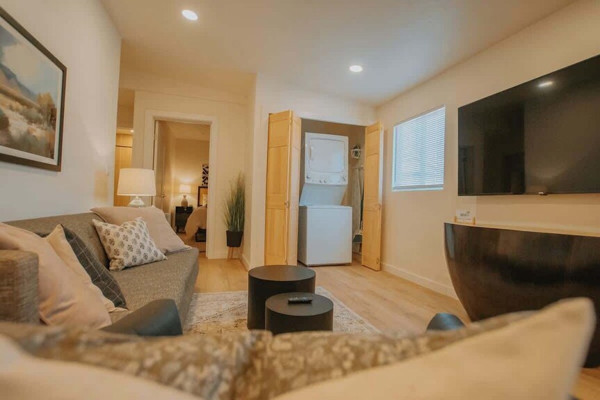 "Sage Suite" @ Arnotriplex! Hot Tub+pet Friendly! - Albuquerque, NM