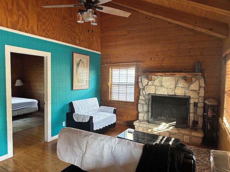 "Bearly Beehavin" 2-bdrm 1 Bthrm Cabin With Wifi, Ac. Unwind & Relax In Concan - Concan, TX