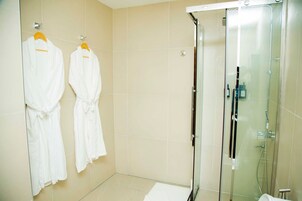 Suíte superluxo | Banheiro | Chuveiro, secador de cabelo, roupões de banho, chinelos