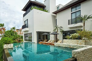 Piscina exterior, da(s) 7:00 à(s) 19:00, guarda-sóis, espreguiçadeiras 