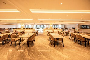 Café da manhã com buffet grátis todos os dias