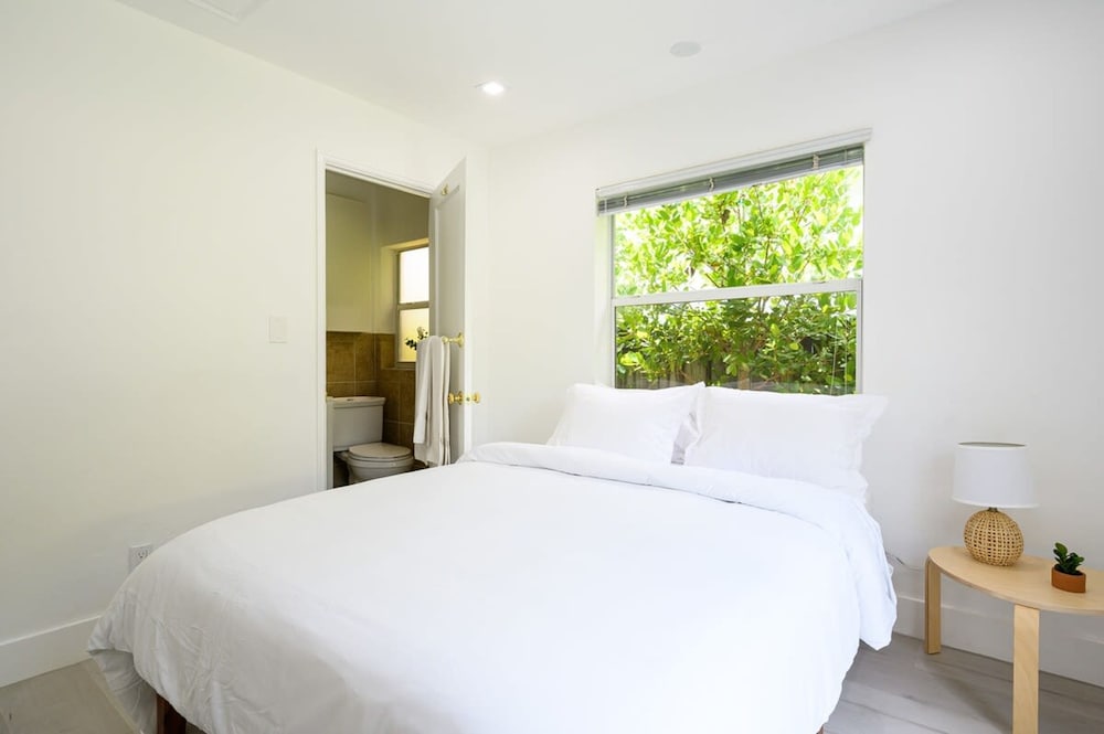 Bright Comfortable Apt In Victoria Park - Fort Lauderdale, FL