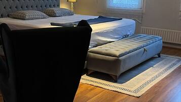 Suite-Estúdio Deluxe, vista para o pátio | Cortinas/cortinados opacos, quartos insonorizados