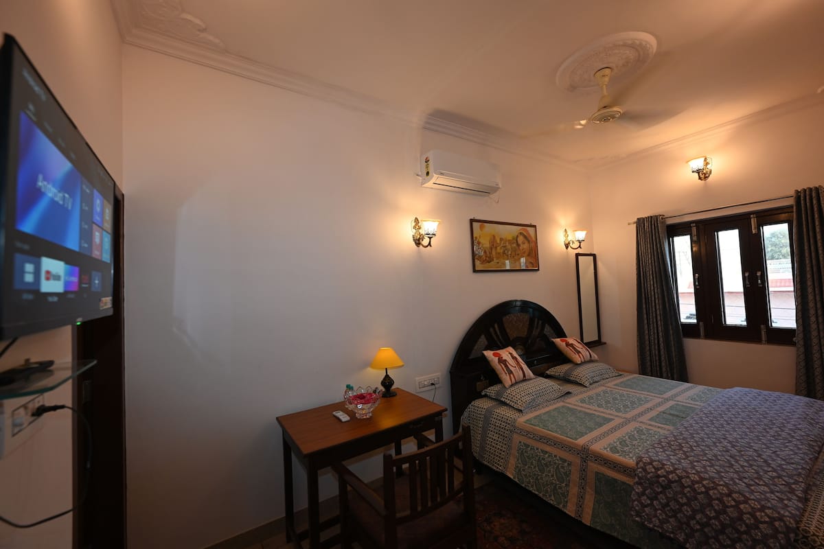 Quarto casal superior, vista para a cidade | Roupas de cama premium, escrivaninha, Wi-Fi de cortesia, roupa de cama