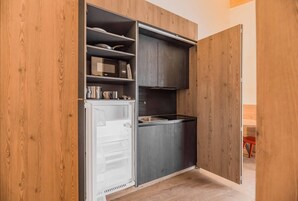 Estúdio Deluxe, kitchenette, vista para a montanha | Cozinha privada | Um micro-ondas no espaço comum 