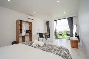 Deluxe Ocean View Room | 5 quartos, roupa de alta qualidade, camas de colchão pillowtop, minibar 