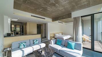 Suíte estúdio superior, 1 cama King, vista para o jardim | Roupas de cama premium, edredons de pluma, frigobar, cofres nos quartos