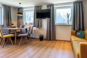 Apartamento luxo, sacada, vista para a montanha | Área de estar