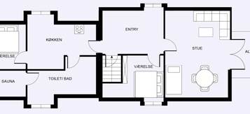 Planta baixa mostrando entrada, cozinha, sauna, sanitário e área de refeições.