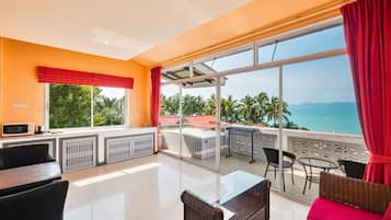 Condo, sacada, vista para o mar | Área de estar | TV, livros