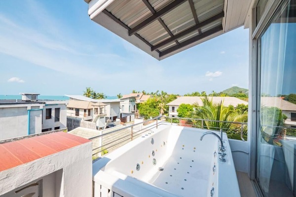 Estúdio, varanda, vista parcial para o mar | Banheira de hidromassagem