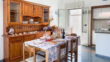 Vila, varanda, vista para o jardim | Cozinha privada | Geladeira, fogão, cooktop, máquina de café expresso