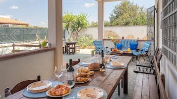 Vila, varanda, vista para o jardim | Terraço/pátio