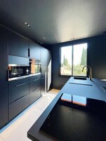 Apartamento Premium, 2 quartos | Cozinha privada | Uma placa de cozinha, uma cafeteira/bule, uma chaleira elétrica