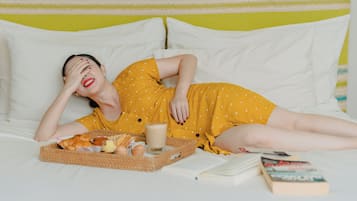 Roupas de cama premium, cofres nos quartos, escrivaninha