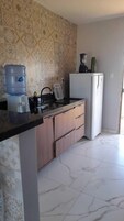 Apartamento clássico, varanda coberta, vista para a piscina | Cozinha privada