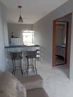 Apartamento clássico, varanda coberta, vista para a piscina | Sala de estar