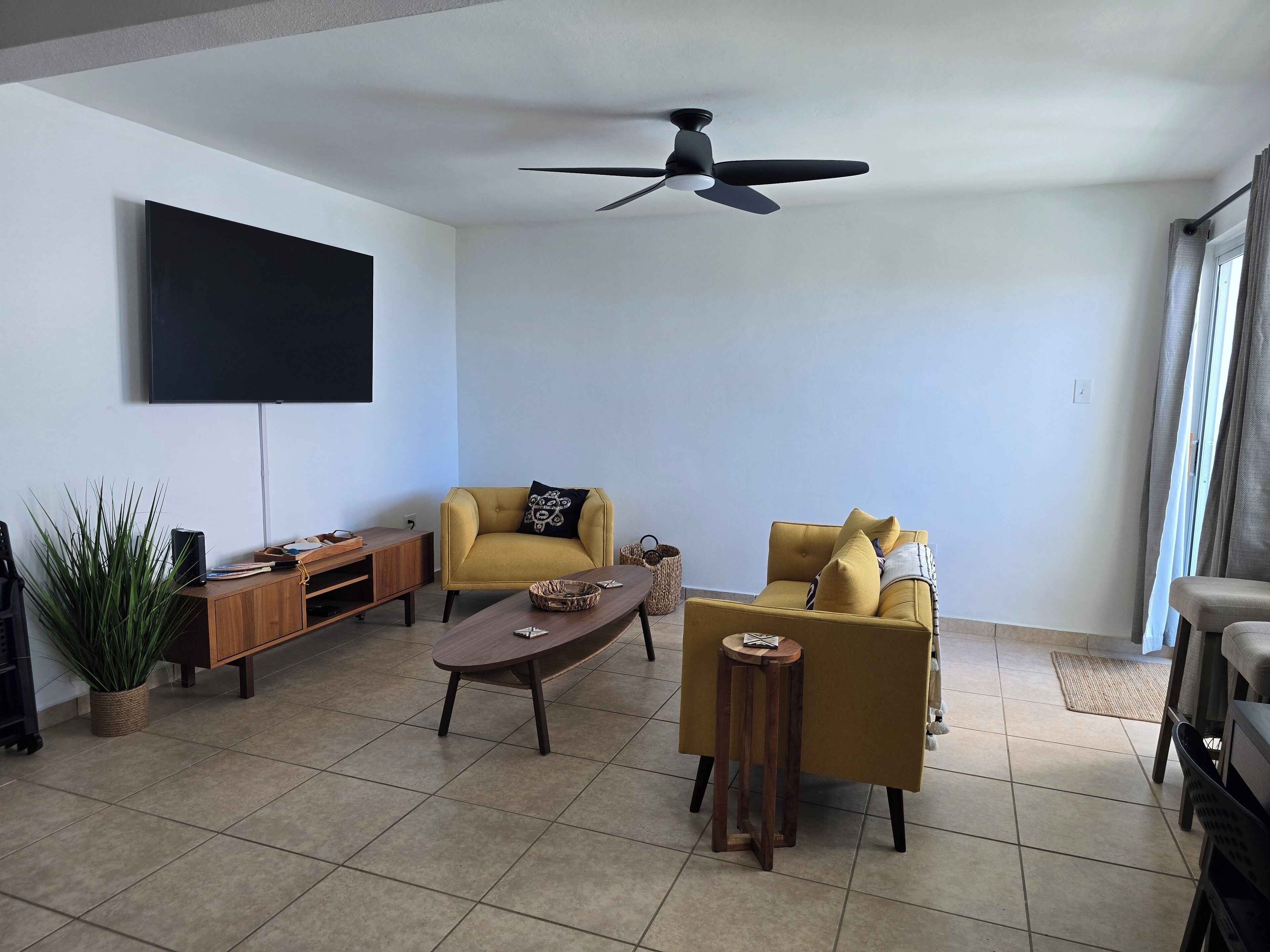 Vistas A La Mar En Mama Ramona's En Quebradillas - Isabela